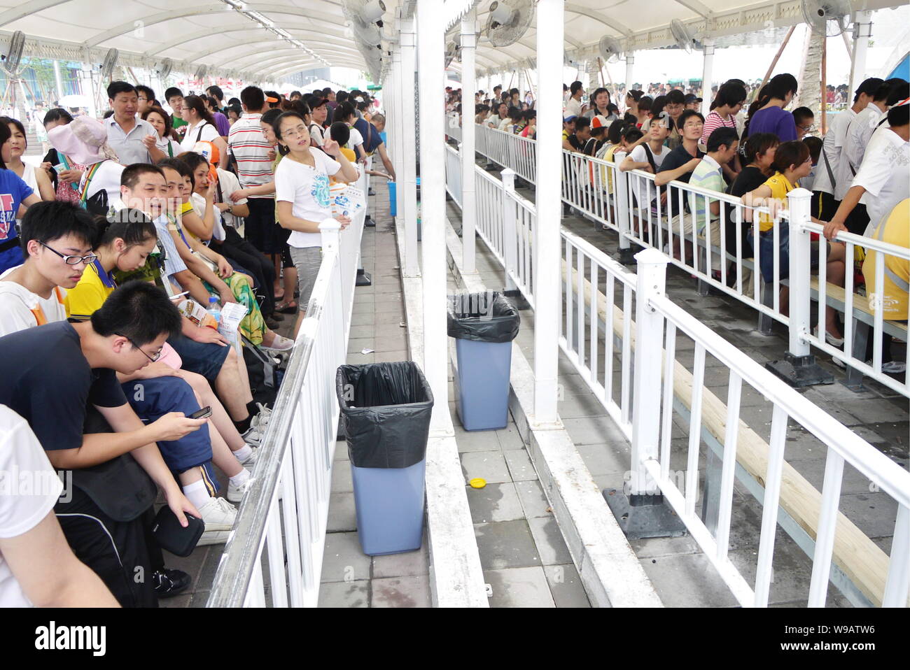 Crowds of visitors queue up at Expo park in Shanghai, China, August 12 ...