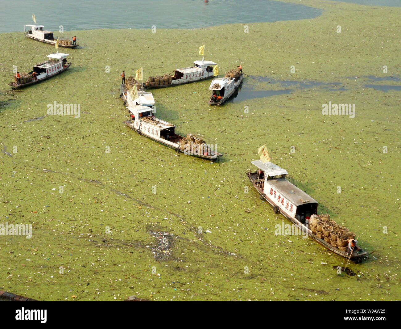 --FILE--Chinese workers on boats clear away pollutants on the Yangtze ...