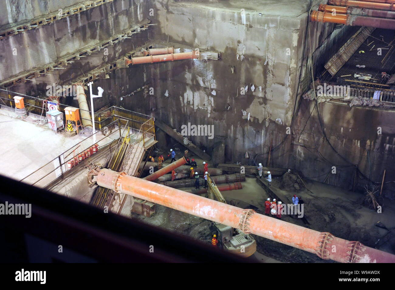 Collapsed tunnel hi-res stock photography and images - Alamy