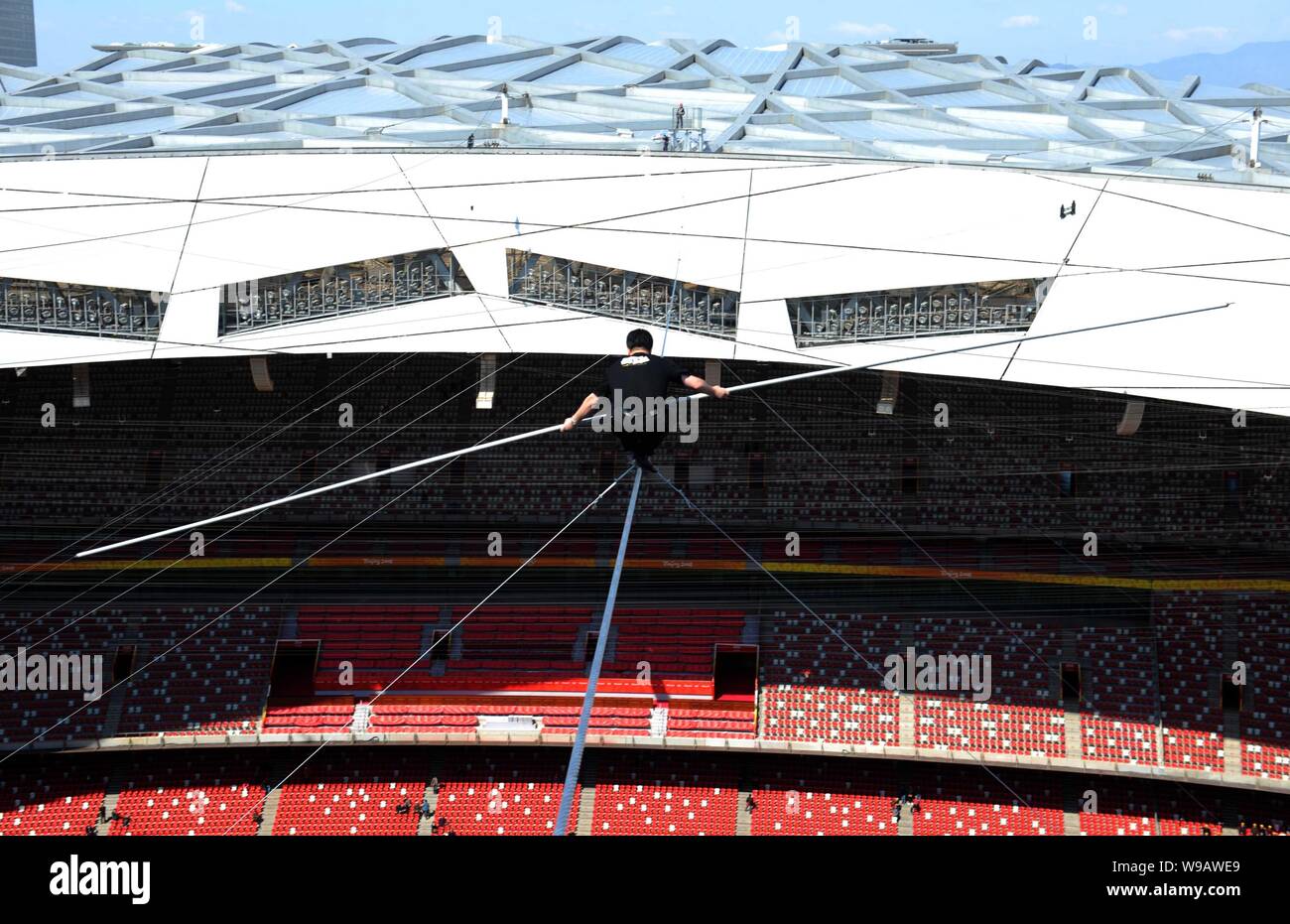 High wire performer hi-res stock photography and images - Alamy