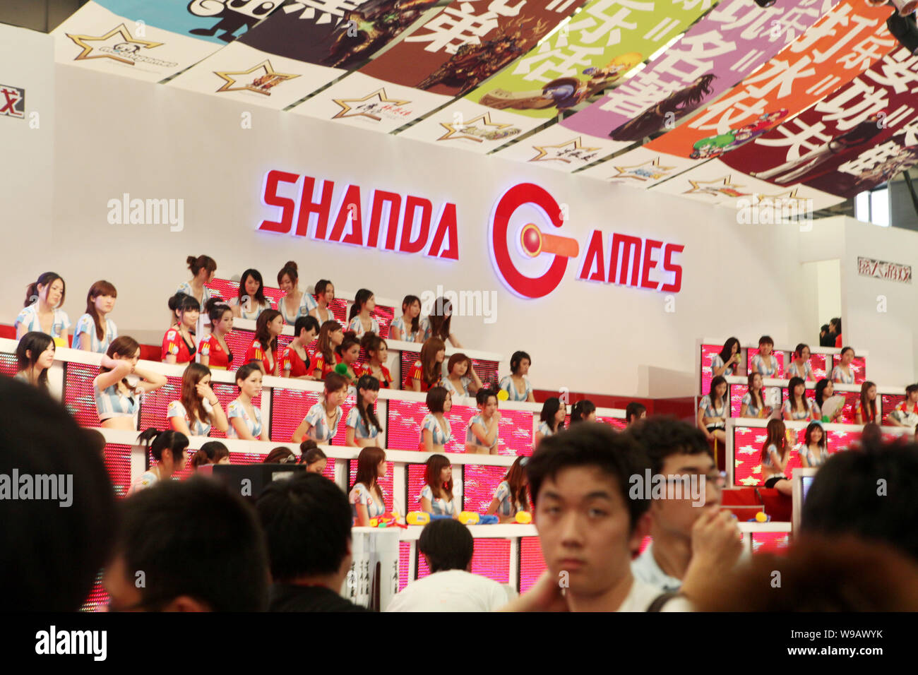 --FILE--Visitors crowd the booth of Shanda Games during the 8th China ...