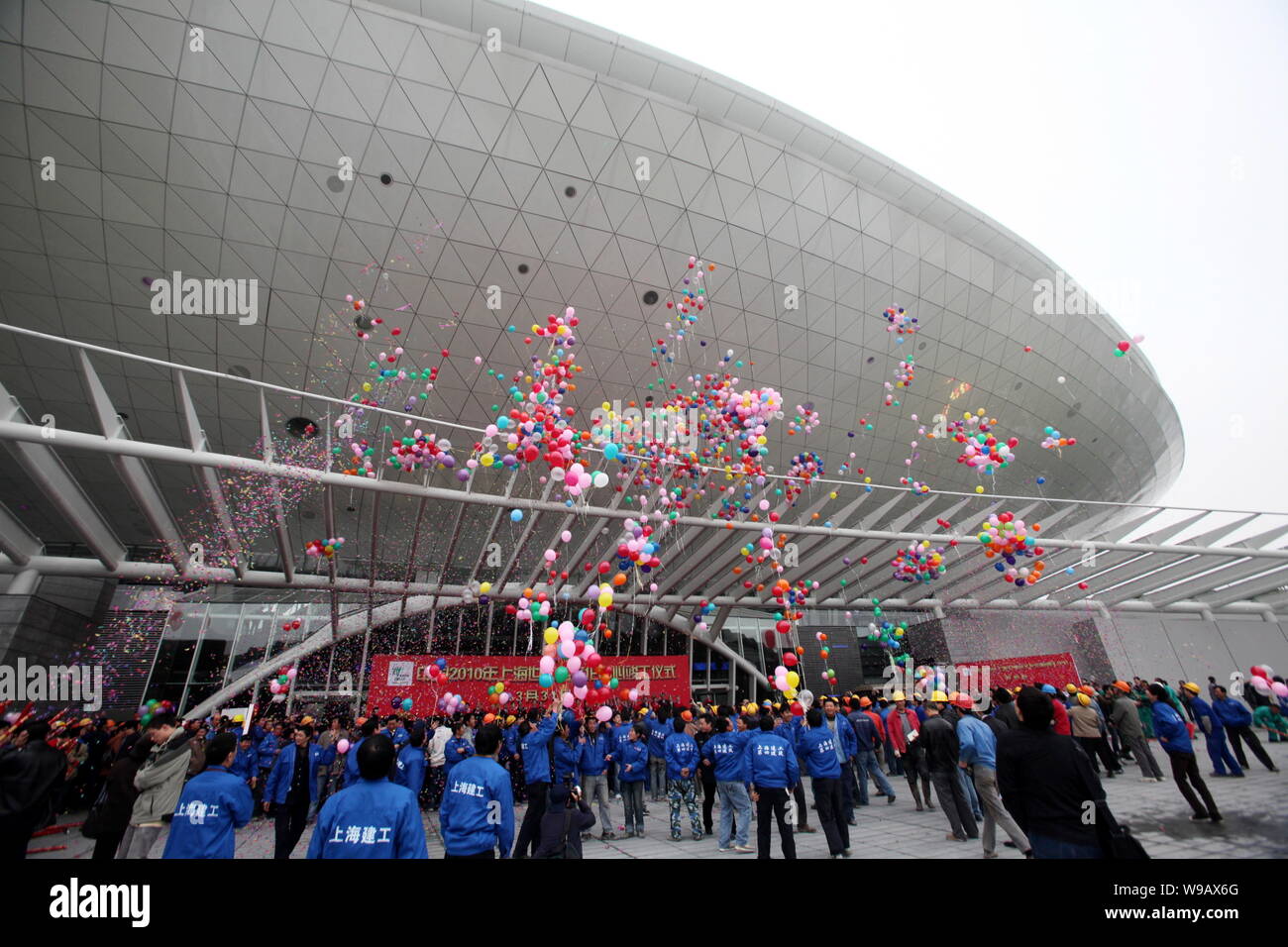 Chinese construction workers release balloons at the completion ...