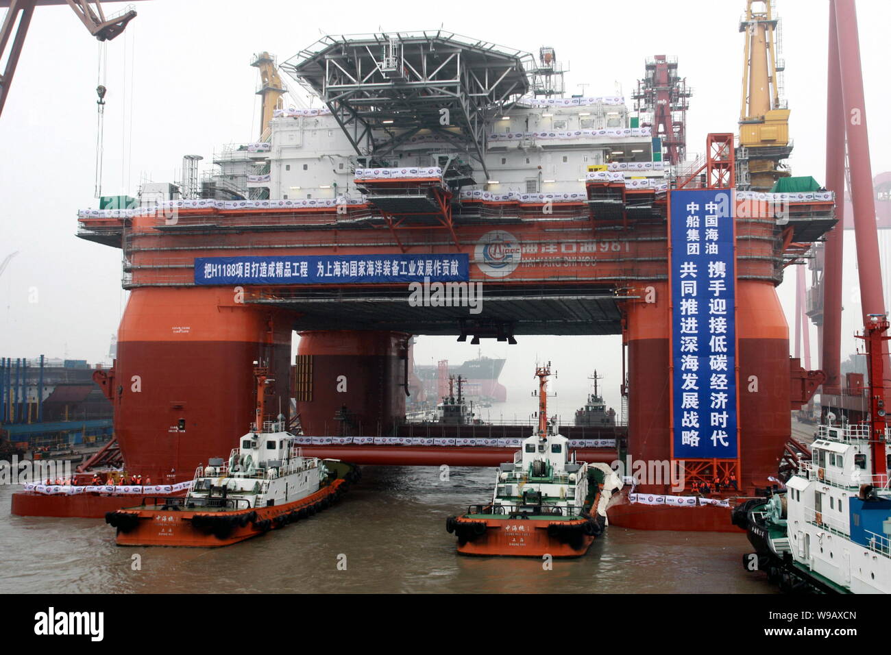 The Deep Water Semi-Submersible Drilling Platform, leaves Shanghai ...
