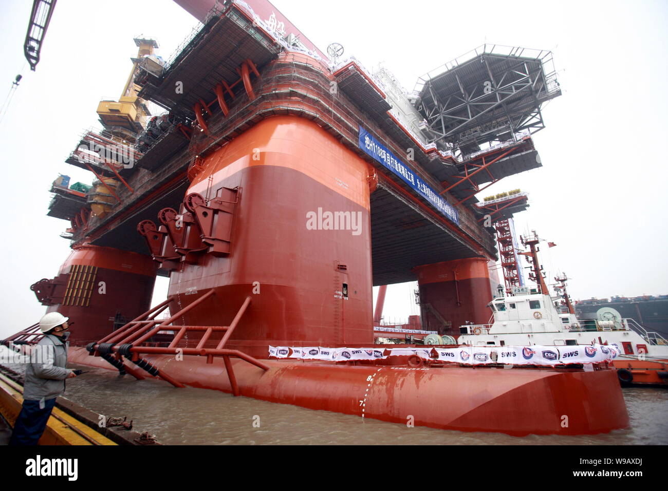The Deep Water Semi-Submersible Drilling Platform, leaves Shanghai ...