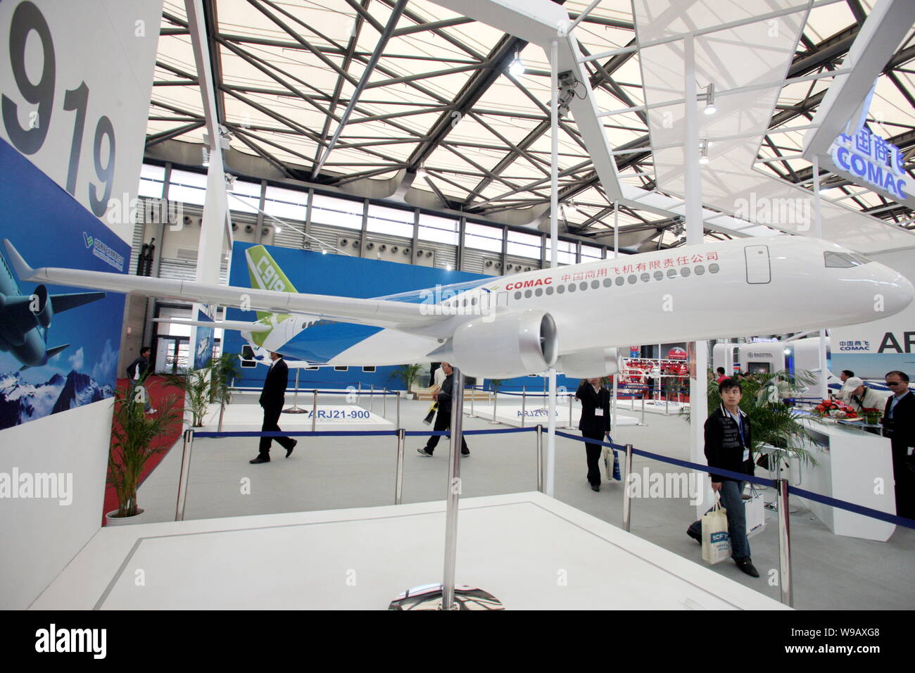 --FILE--Visitors look at a model C919 plane, Chinas first home-made ...