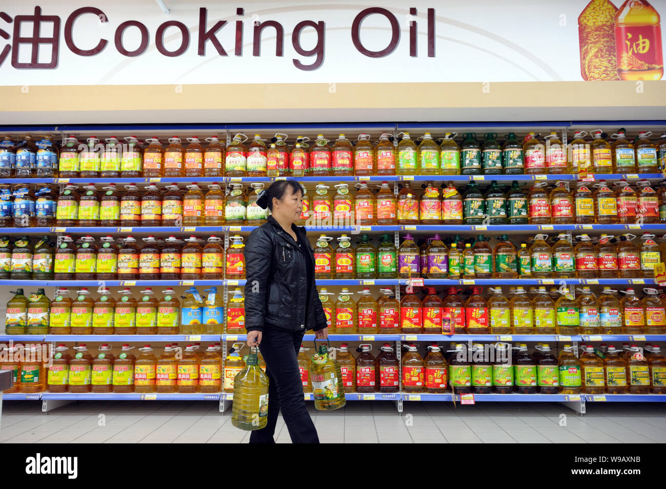 China cooking oil supermarket hi-res stock photography and images - Alamy