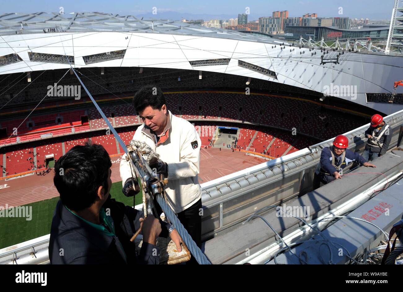 Adili Wuxor (R), a Chinese high-wire performer of the Uygur ethnic ...