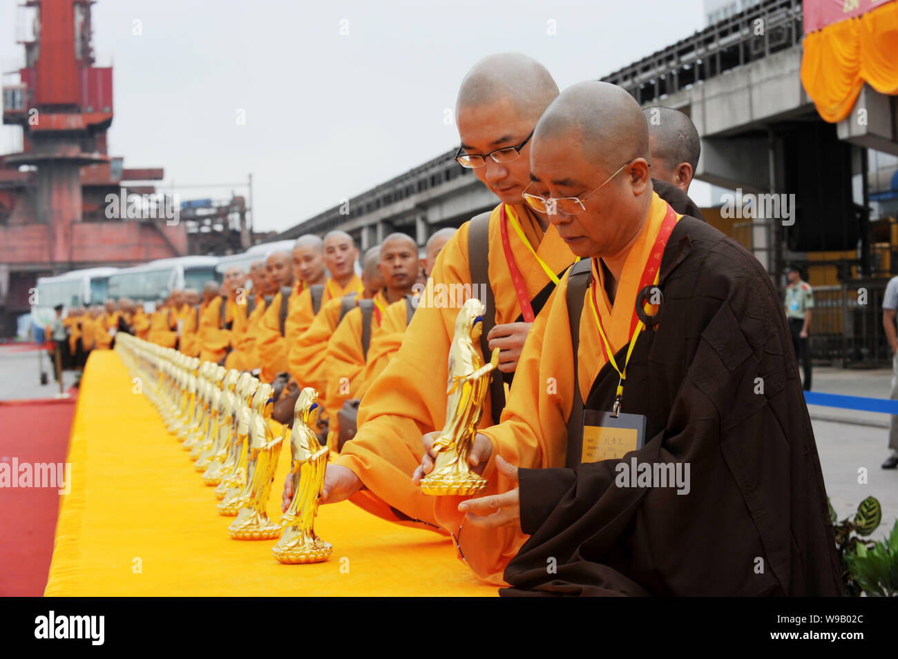 Chinese Buddhist monks pick up golden statues of Buddhist goddess ...