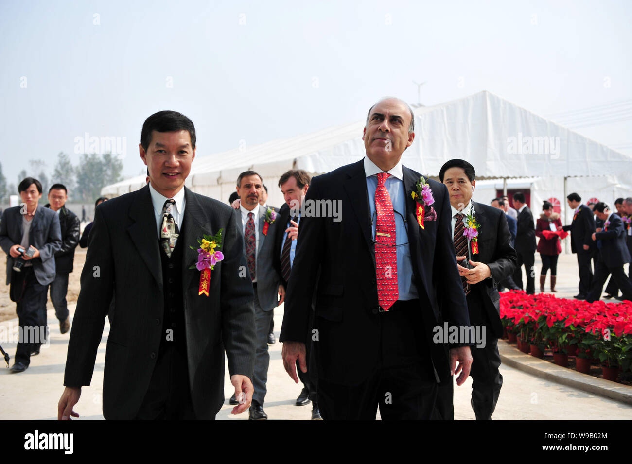 Muhtar Kent, front right, Chairman and CEO of The Coca-Cola Company ...