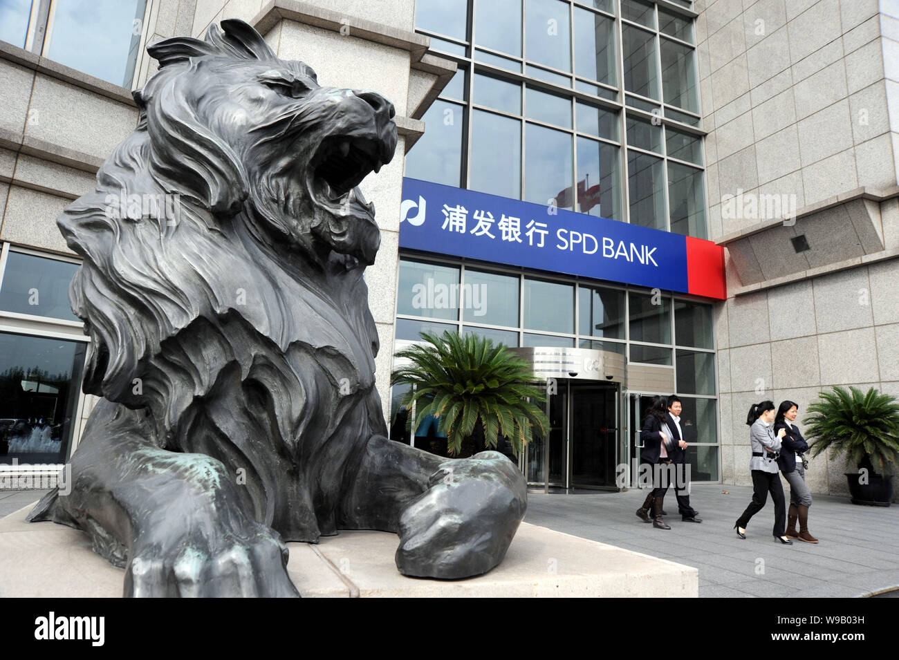 --FILE--White-collar workers walk out of the SPD Bank Mansion (Shanghai ...