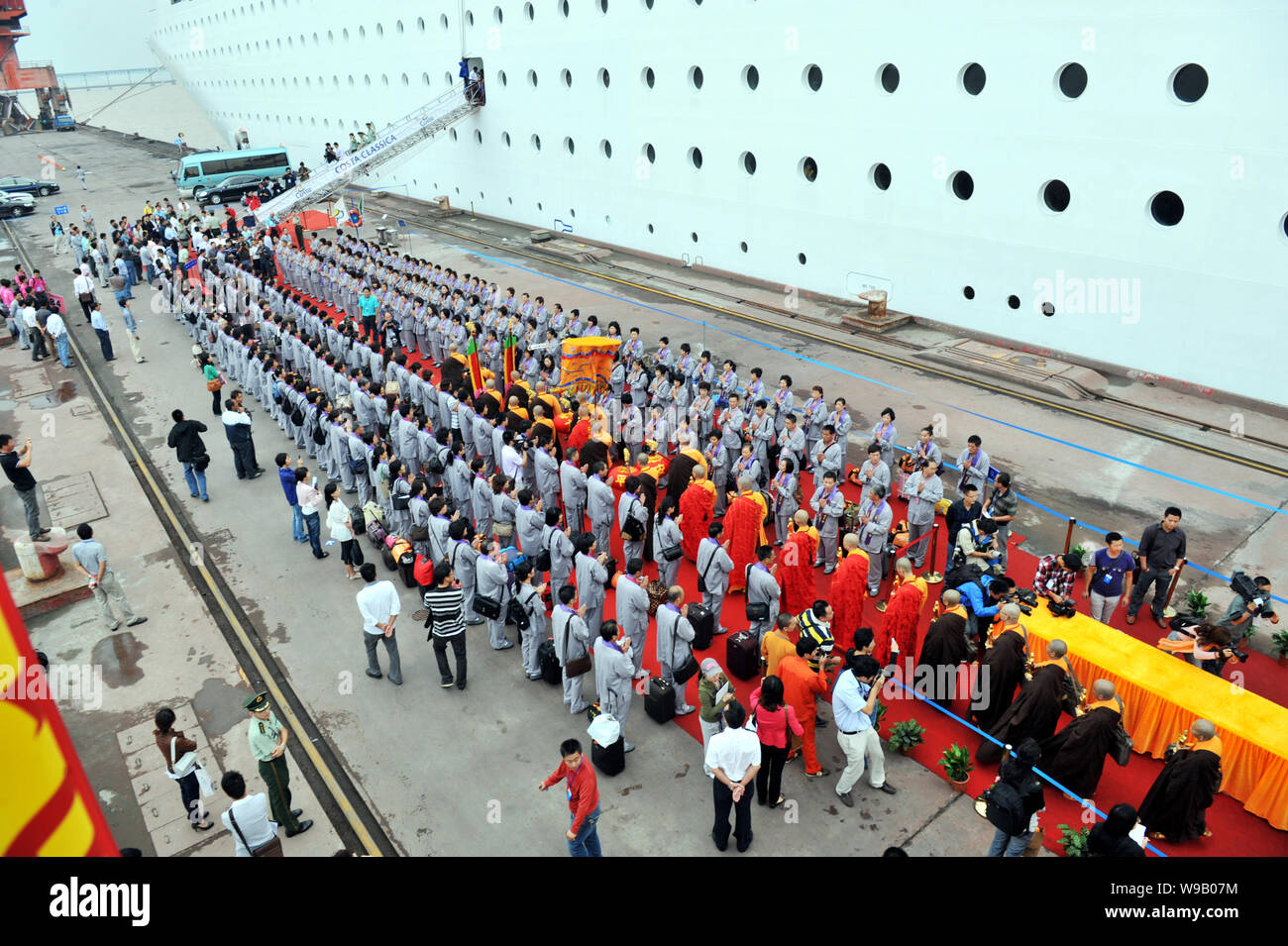 Guanyin monks hi-res stock photography and images - Alamy