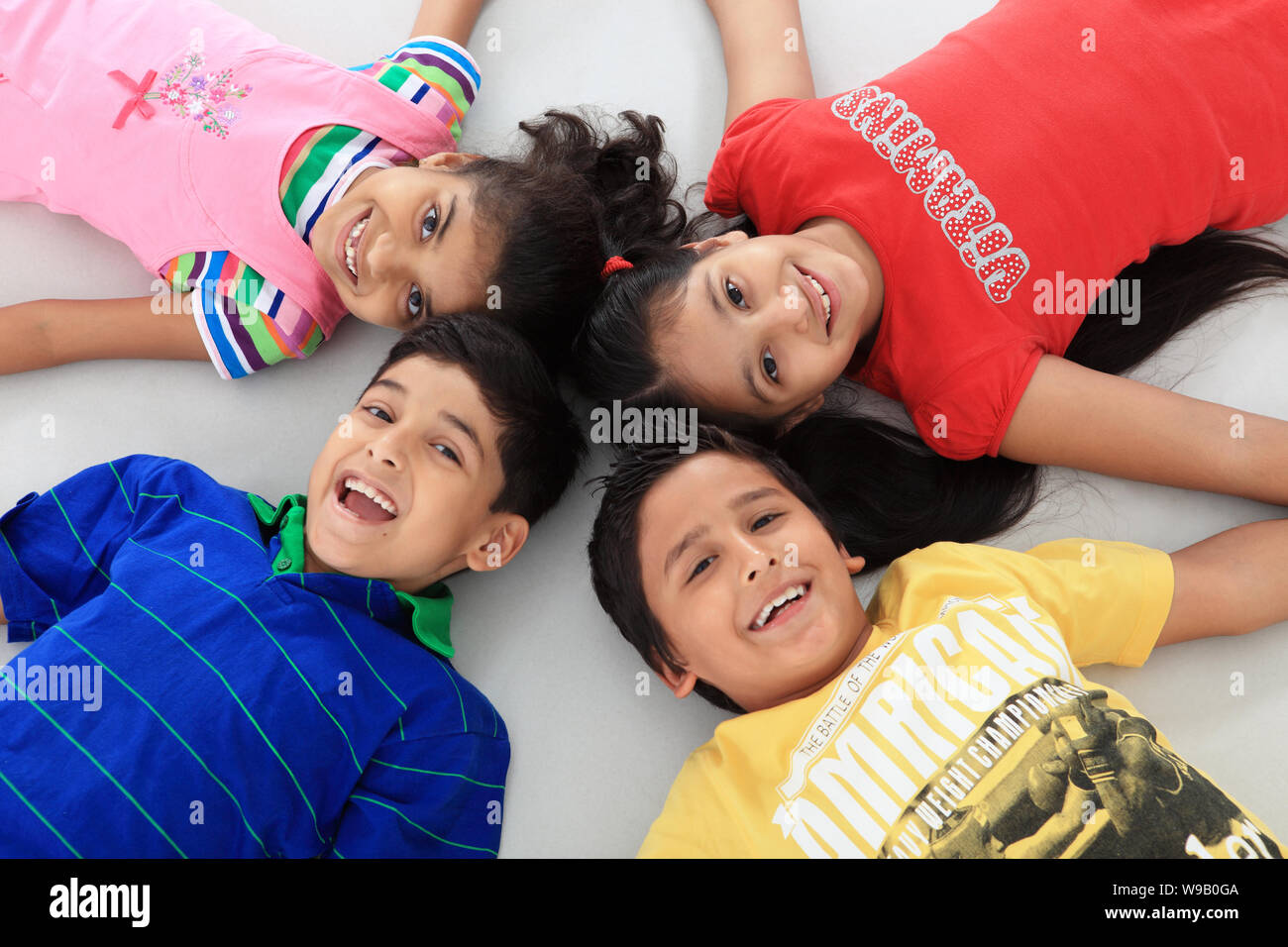 Back view group children hi-res stock photography and images - Alamy