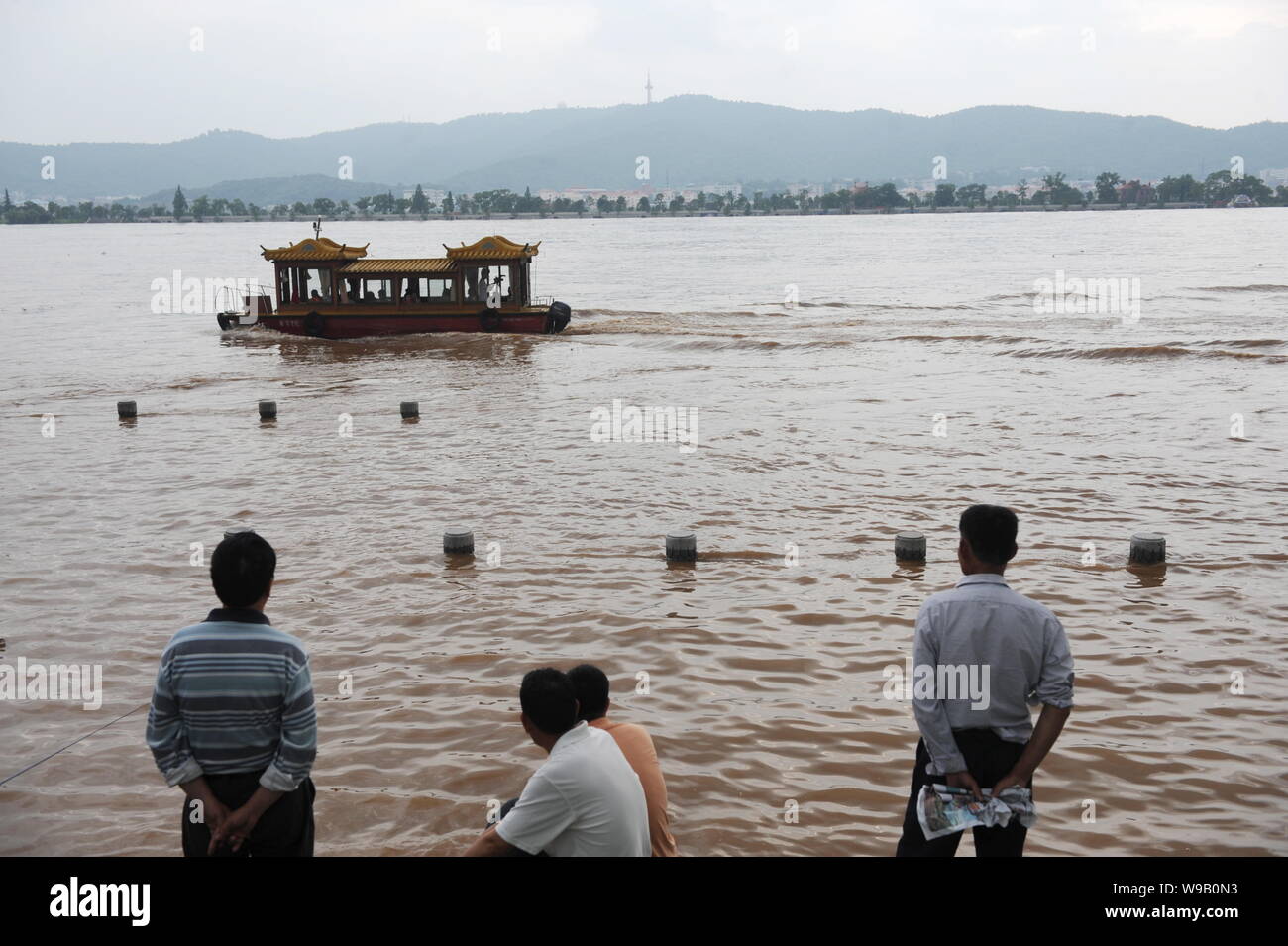 Local Chinese residents look at the flooded Xiang River (or Xiangjiang ...