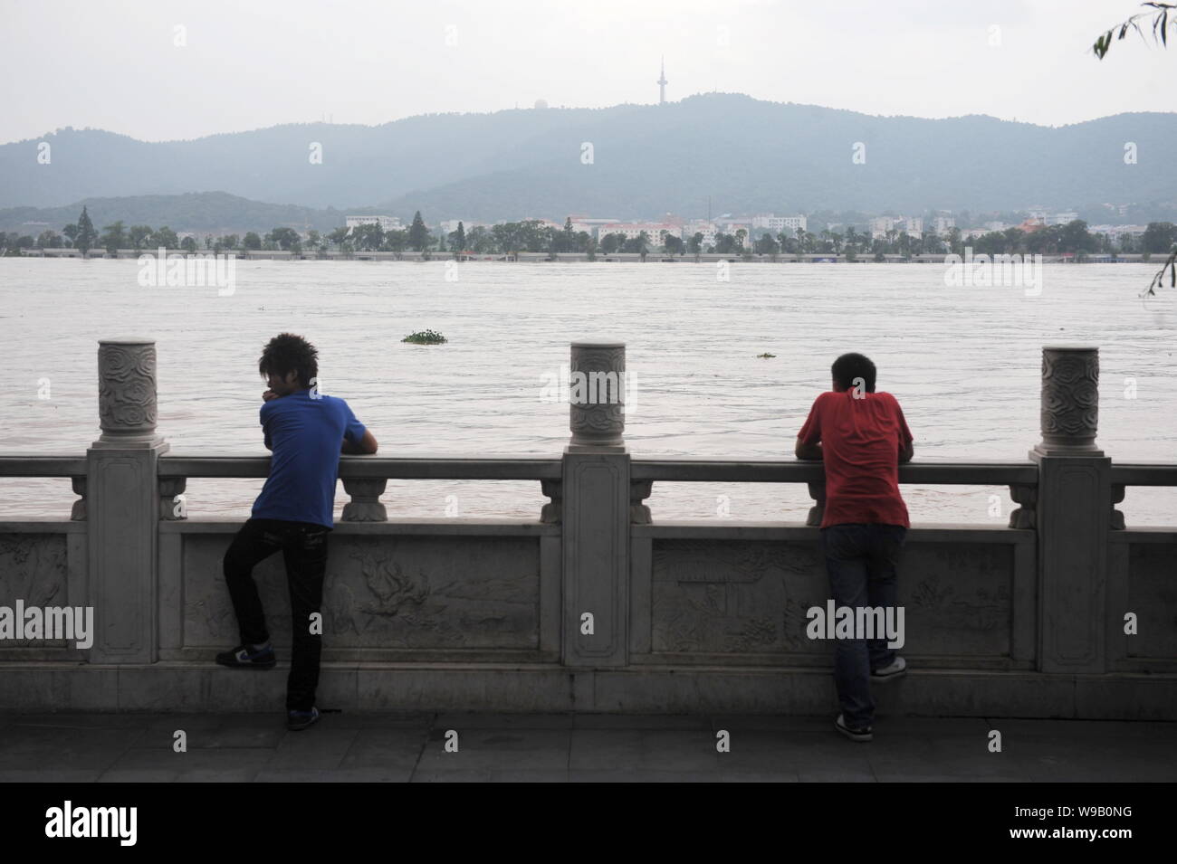 Local Chinese residents look at the flooded Xiang River (or Xiangjiang ...