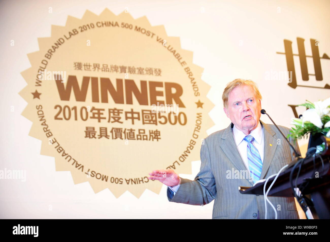 Robert Mundell, winner of the Nobel Prize in Economics in 1999 and ...
