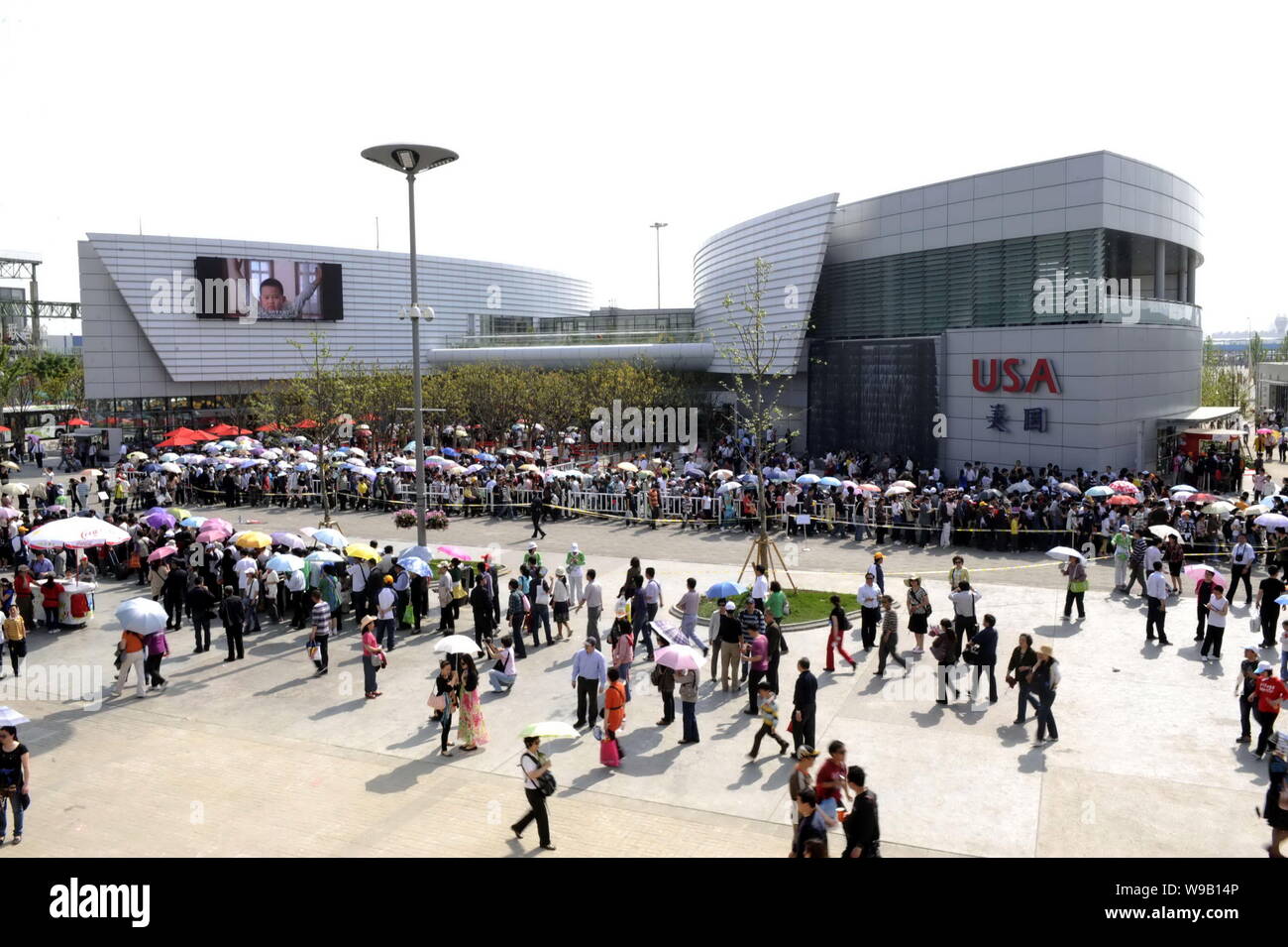 Crowds of visitors queue up to enter the USA Pavilion in the World Expo ...