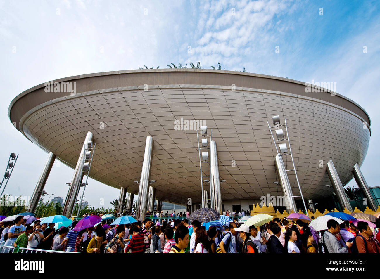 Visitors queue up to enter the Saudi Arabia Pavilion in the World Expo ...