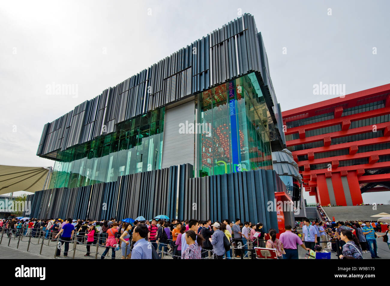 Visitors queue up to enter the Hong Kong Pavilion in the World Expo ...