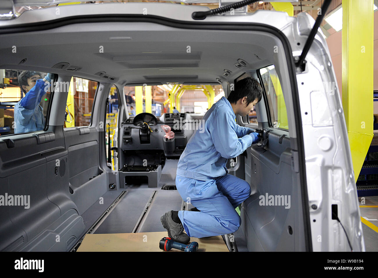 Mercedes benz manufacturing plant hi-res stock photography and images ...
