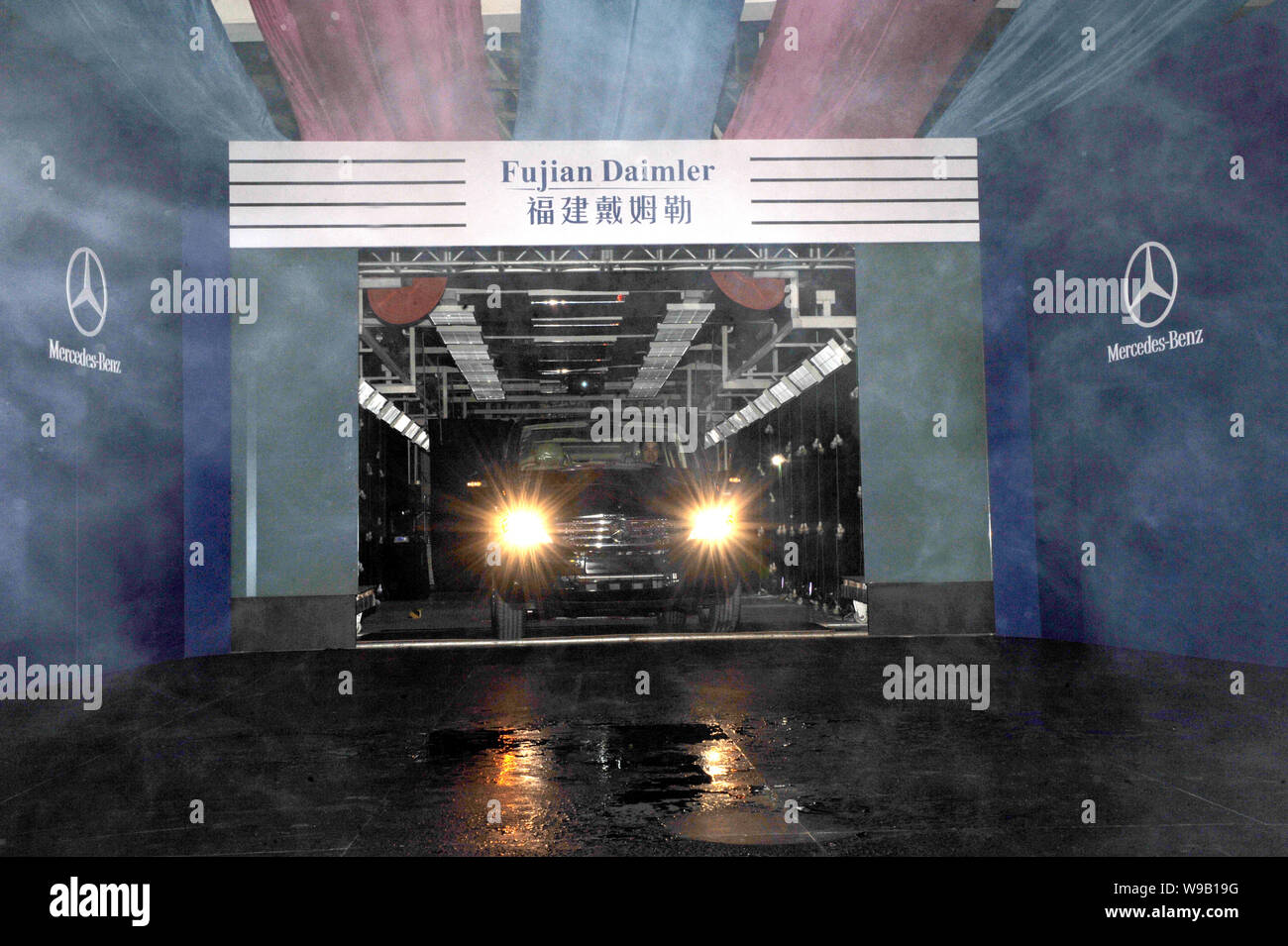 Mercedes benz van hi-res stock photography and images - Alamy