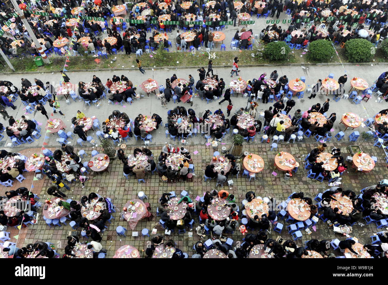 Thousands of Chinese eat food during a mass outdoor lunch celebrating ...
