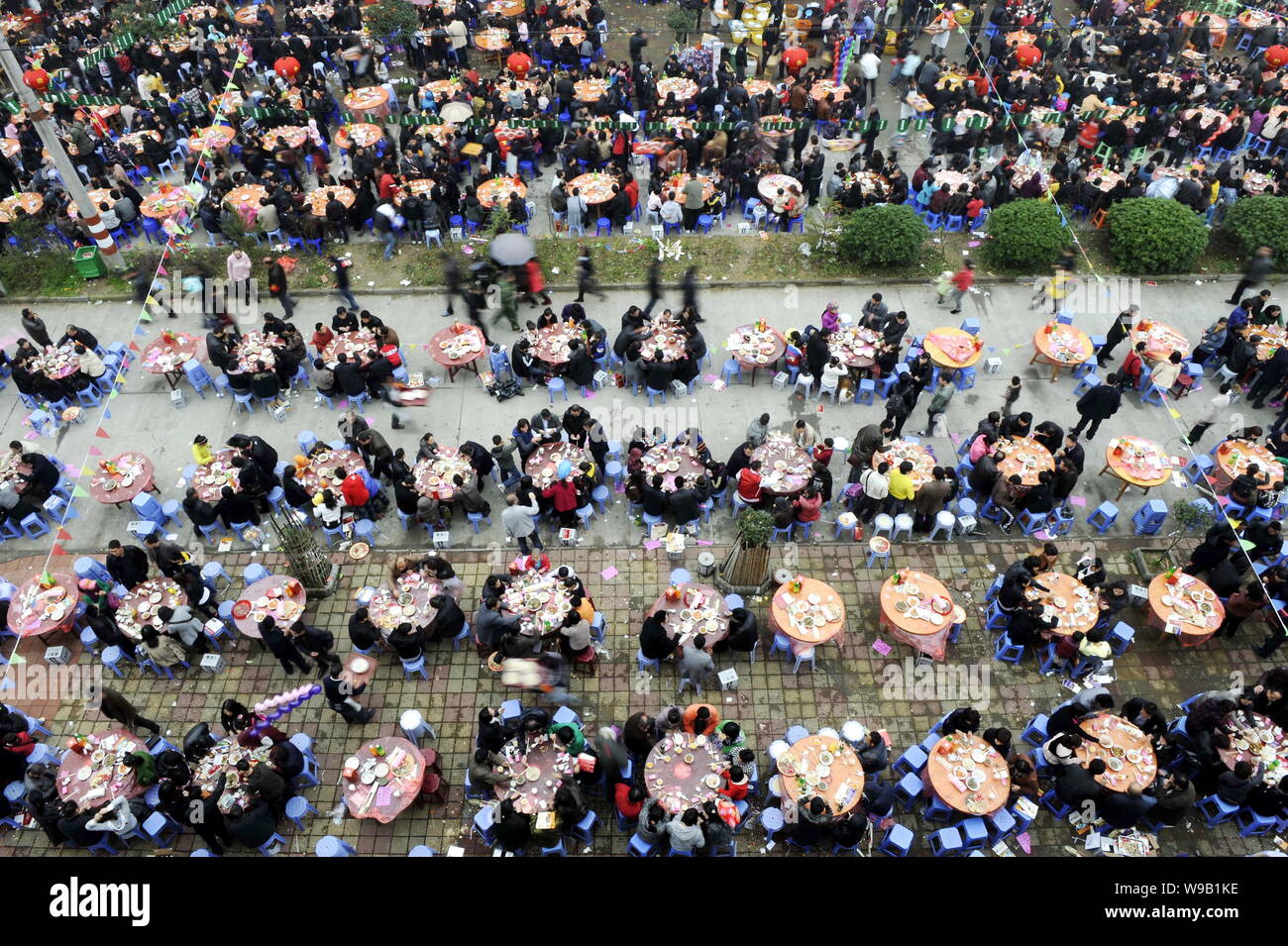 Thousands of Chinese eat food during a mass outdoor lunch celebrating ...