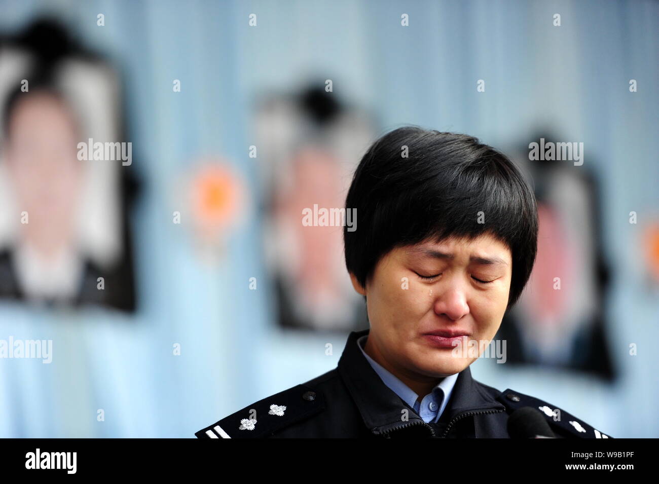 A Chinese police officer cries over the eight police officers who died ...