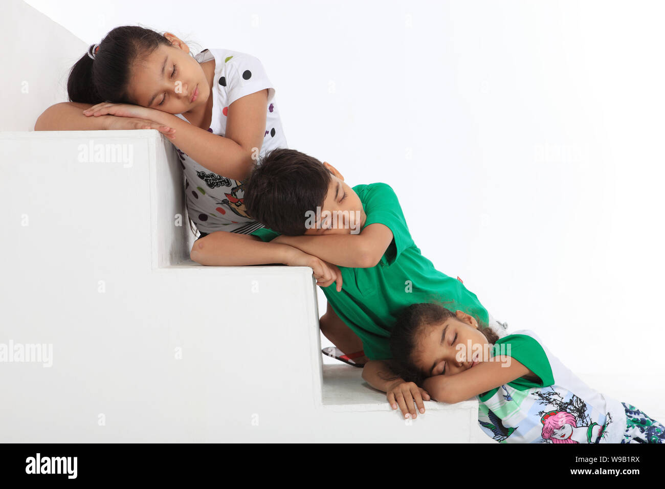 Children sitting on a step hi-res stock photography and images - Alamy
