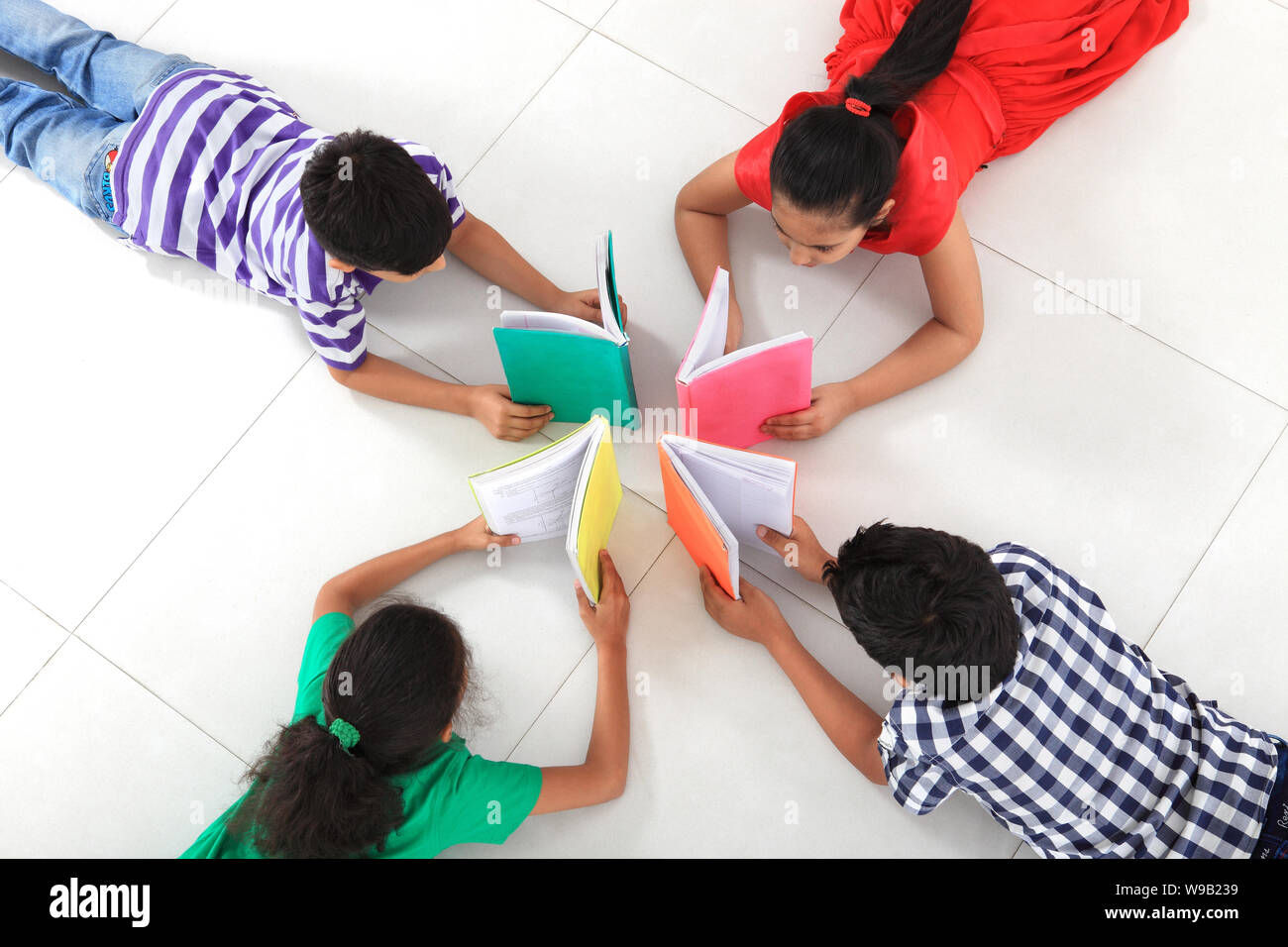 Tween girl reading book hi-res stock photography and images - Alamy