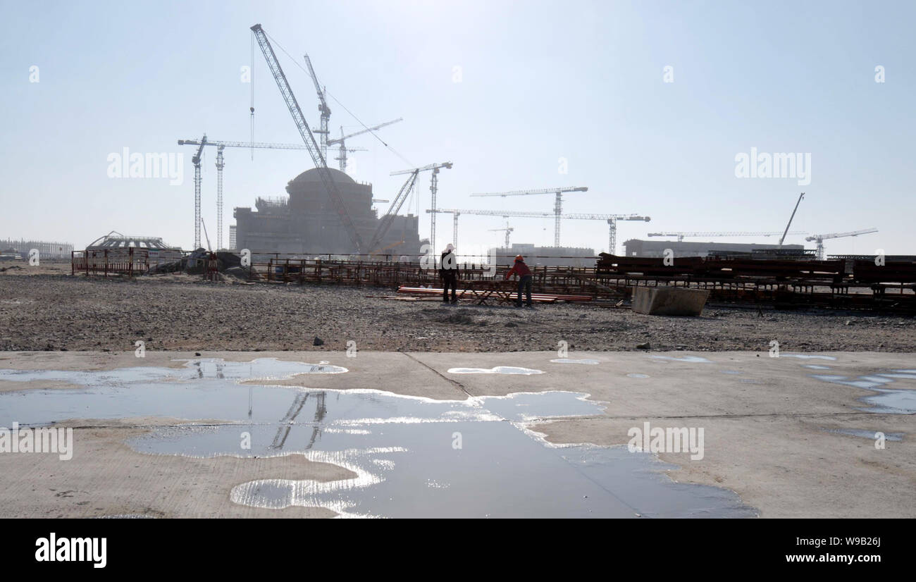 --FILE--Chinese workers labor on the construction site of the Fuqing ...