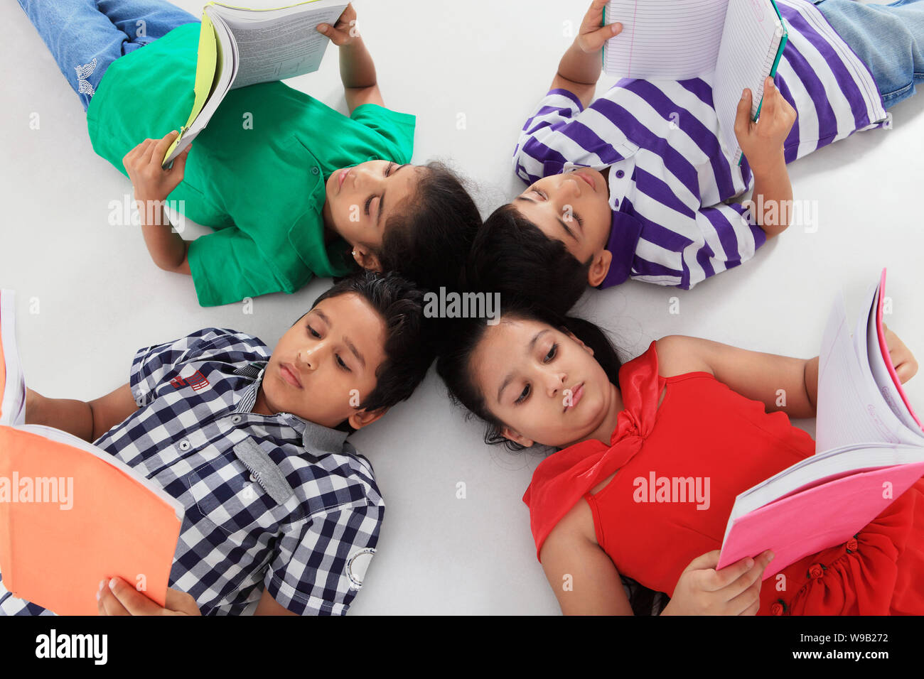 Tween girl reading book hi-res stock photography and images - Alamy