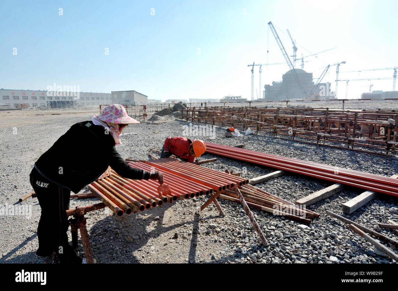 --FILE--Chinese workers labor on the construction site of the Fuqing ...