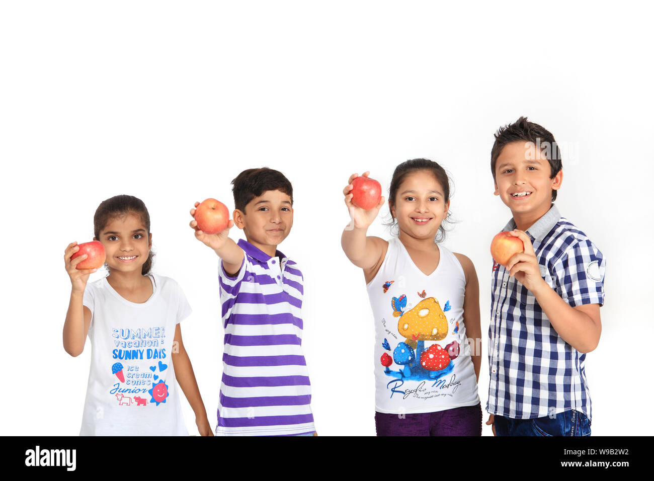 Group of children showing an apples Stock Photo - Alamy