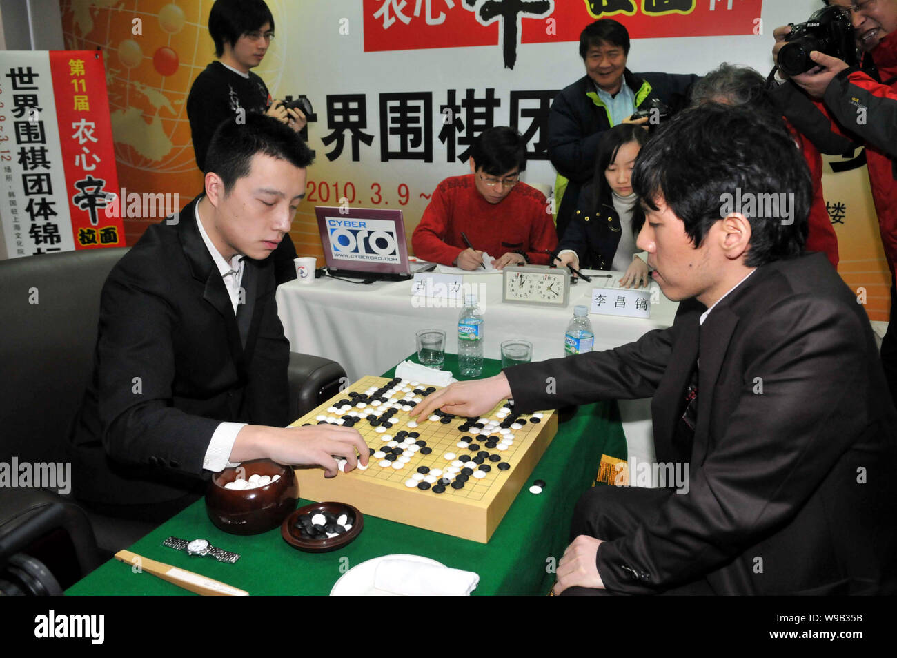 South Korean Go chess player Lee Chang-Ho (9 Dan), right, competes ...