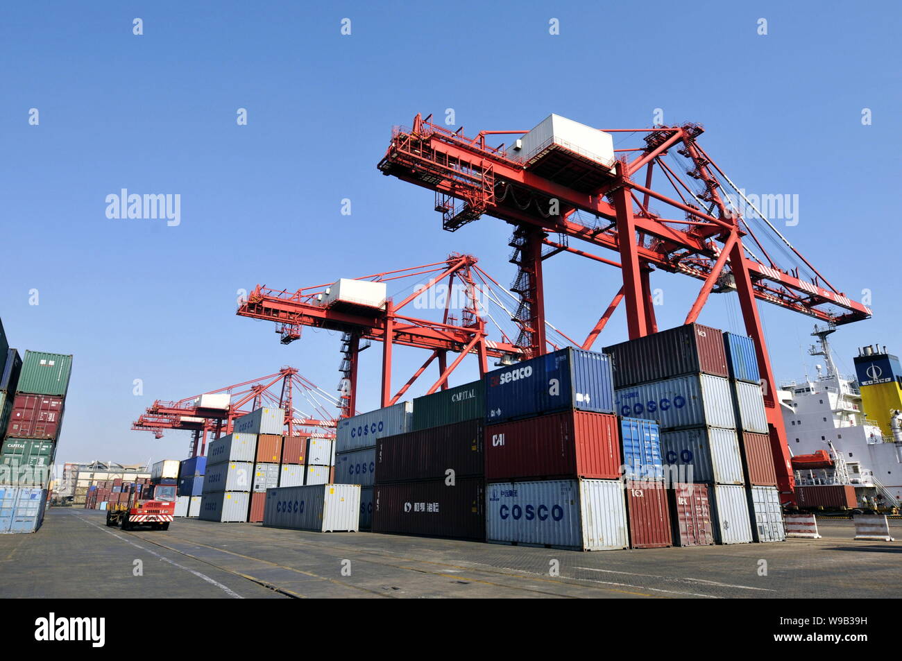 Cosco containers hi-res stock photography and images - Alamy