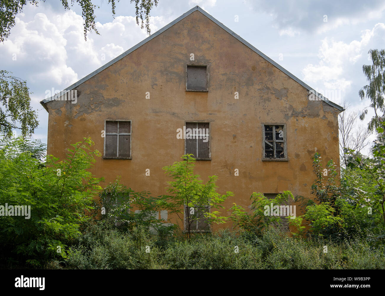 Zossen, Germany. 06th Aug, 2019. An abandoned building stands near ...