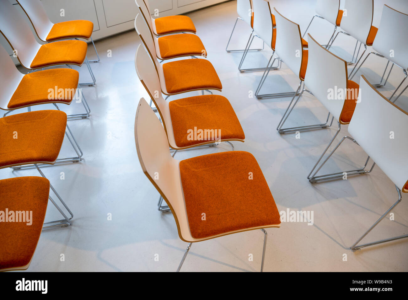 Rows white chairs set up hi-res stock photography and images - Alamy