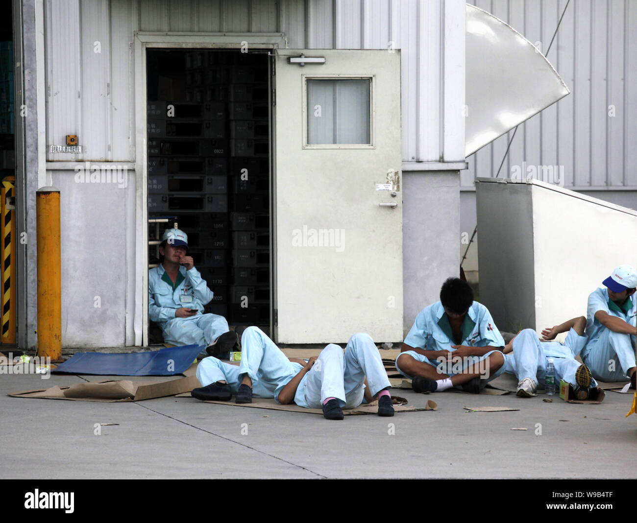 Idle workers hi-res stock photography and images - Alamy