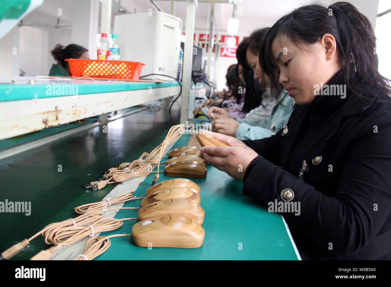 Computer assemble workers hi-res stock photography and images - Alamy