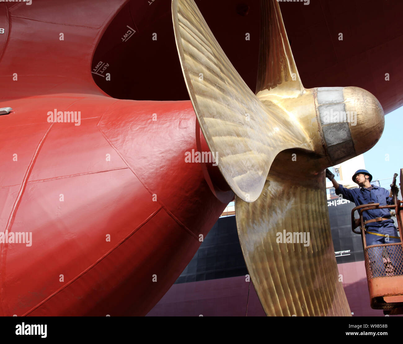 China cargo ship worker hi-res stock photography and images - Alamy