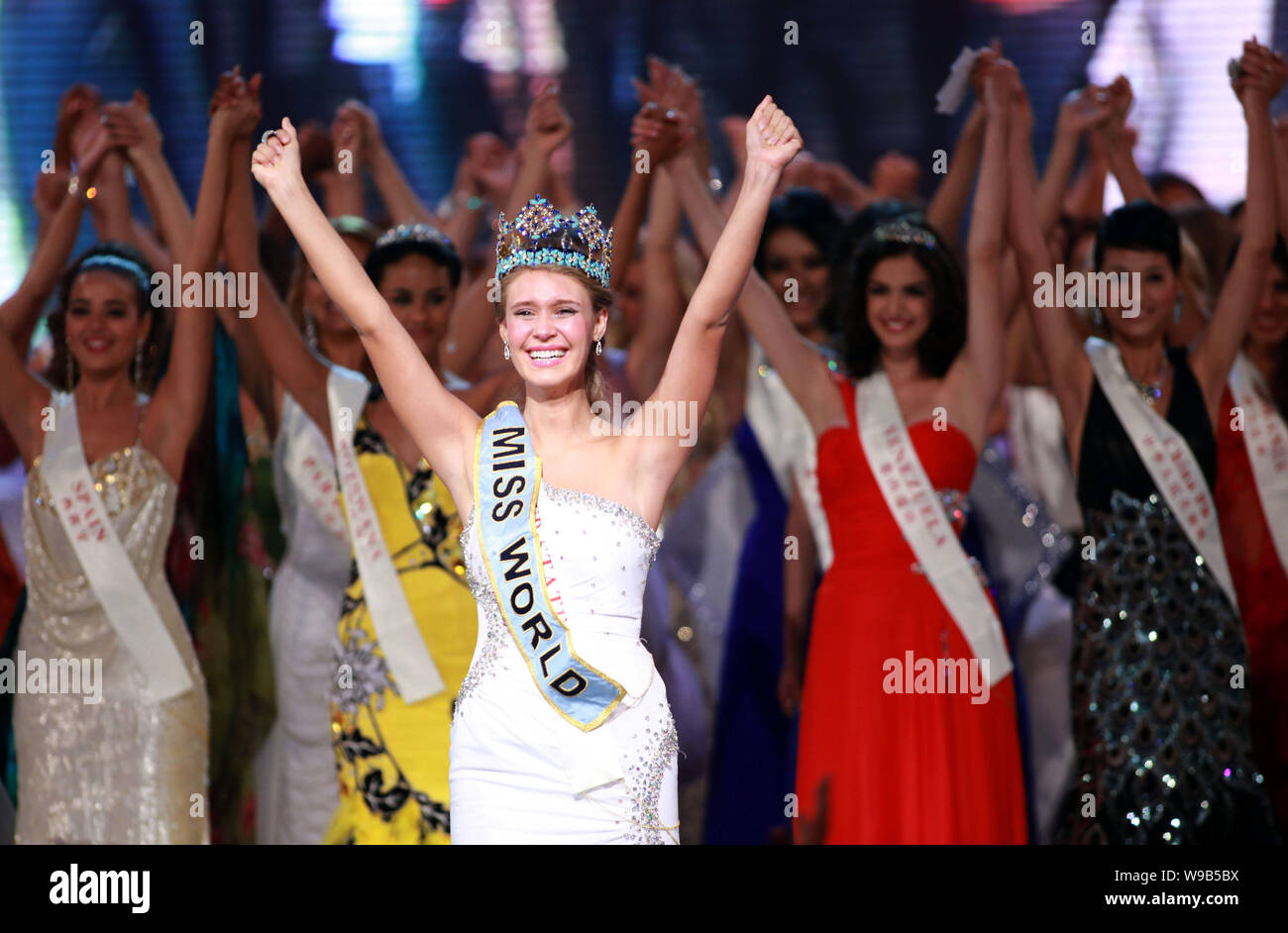 Miss USA Alexandria Mills (champion), front, celebrates after winning ...