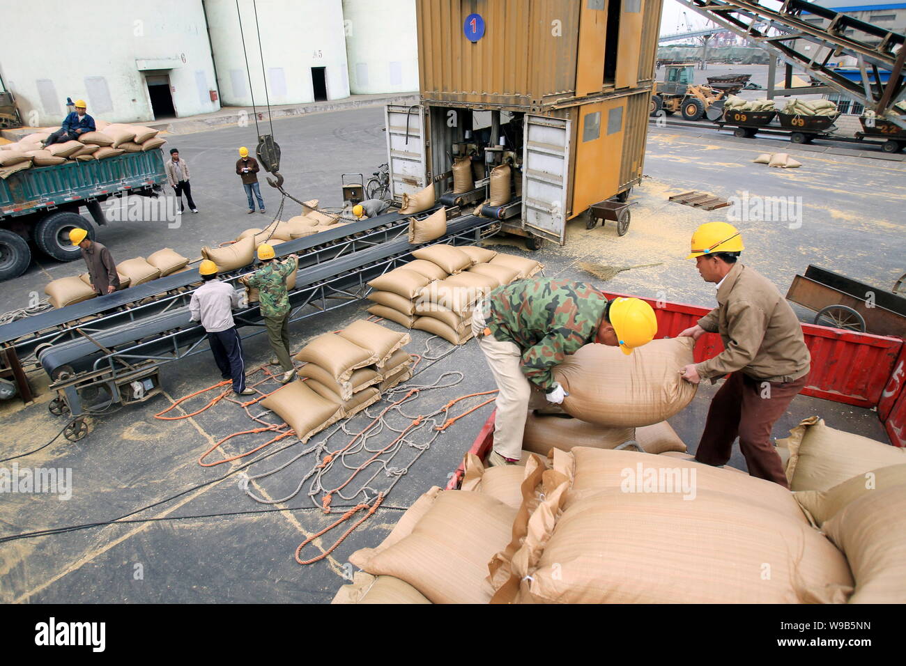 Load trucks hi-res stock photography and images - Alamy