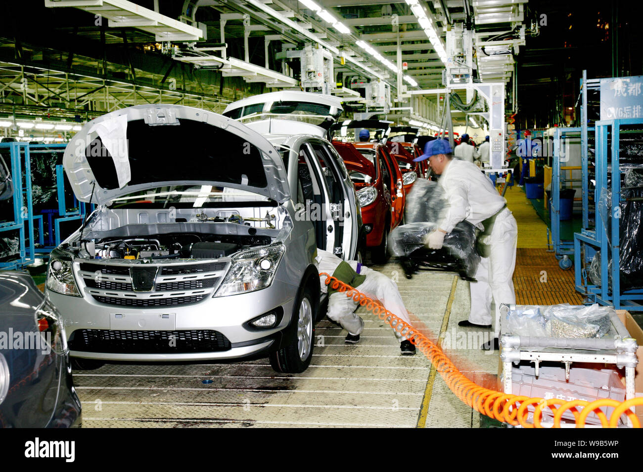 --FILE--Chinese factory workers assemble Chana cars on the assembly ...