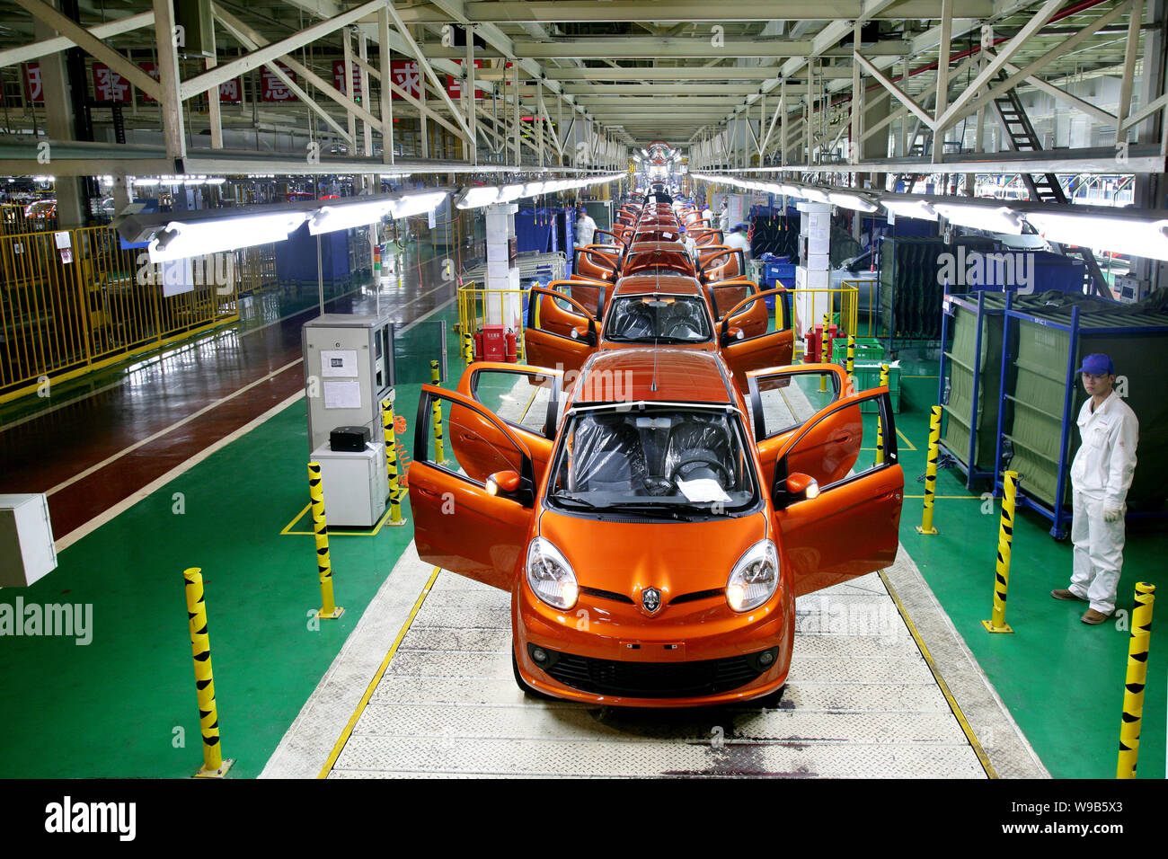 --FILE--Chinese factory workers assemble Chana cars on the assembly ...