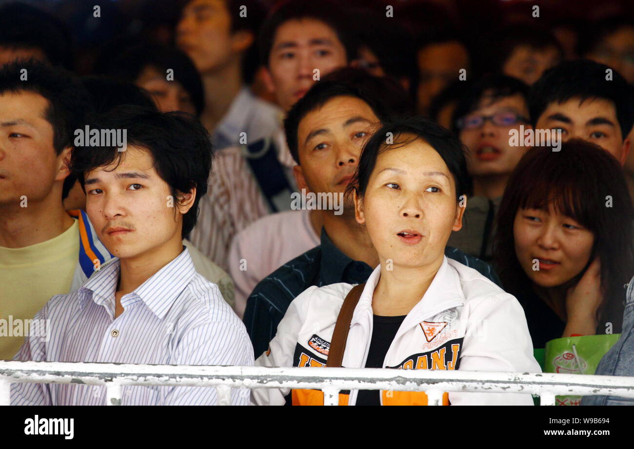 Crowds of Chinese passengers wait for their trains at the Guangzhou ...