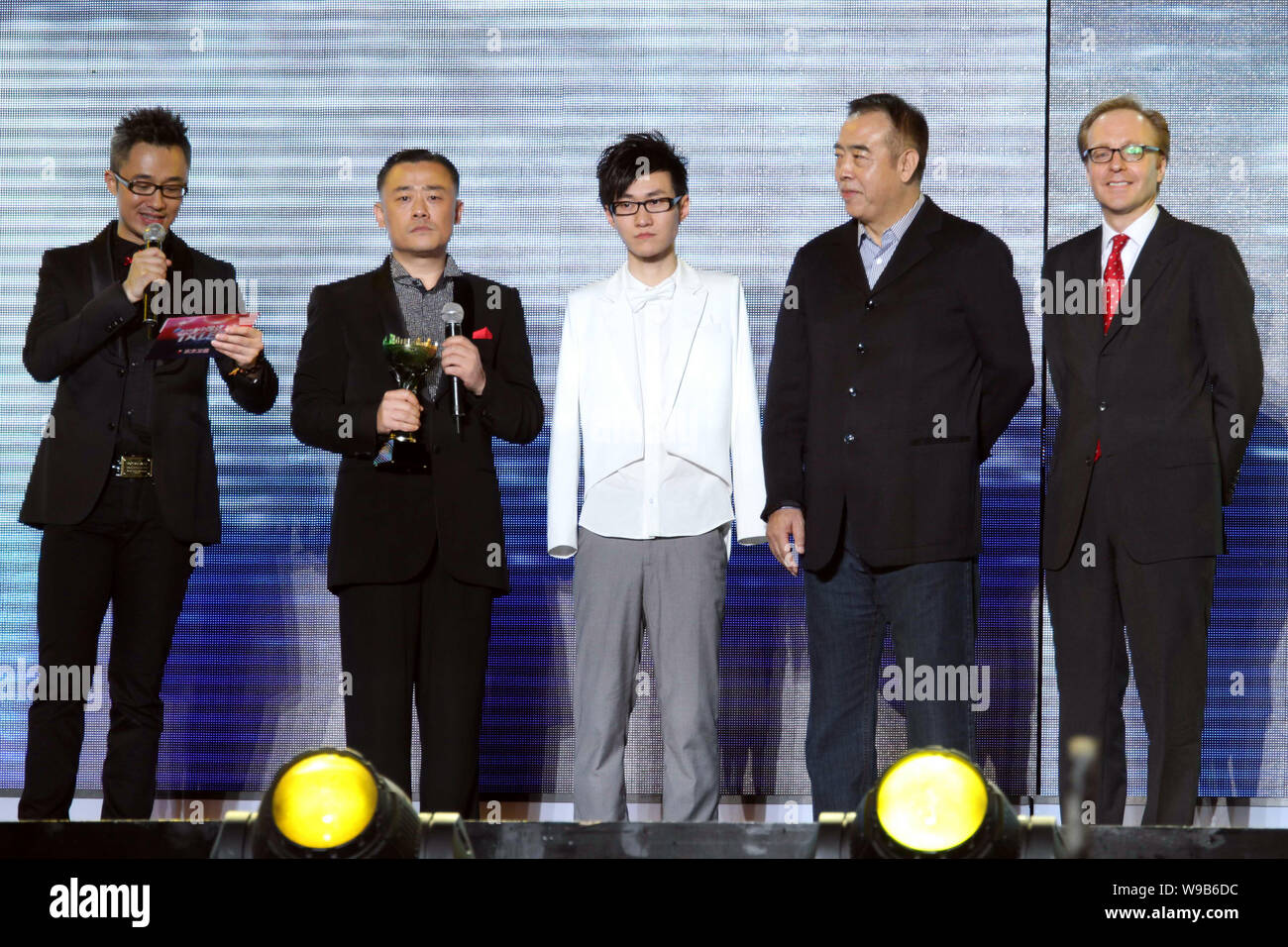 Armless pianist hi-res stock photography and images - Alamy