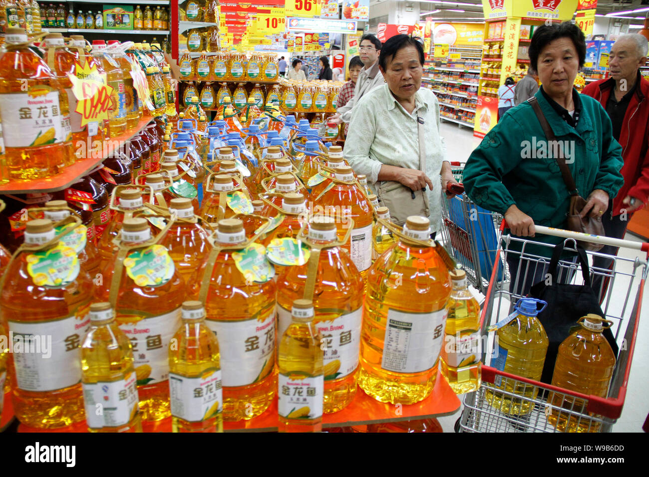 China cooking oil supermarket hi-res stock photography and images - Alamy