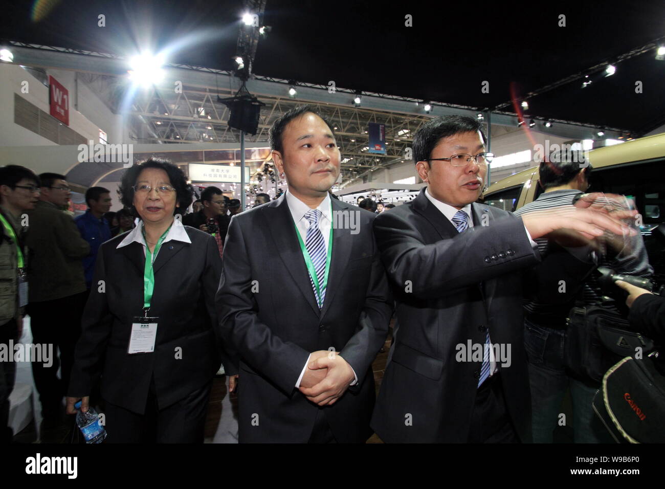 Li Shufu (C), Chairman and CEO of Geely Holding Group, visits the stand ...