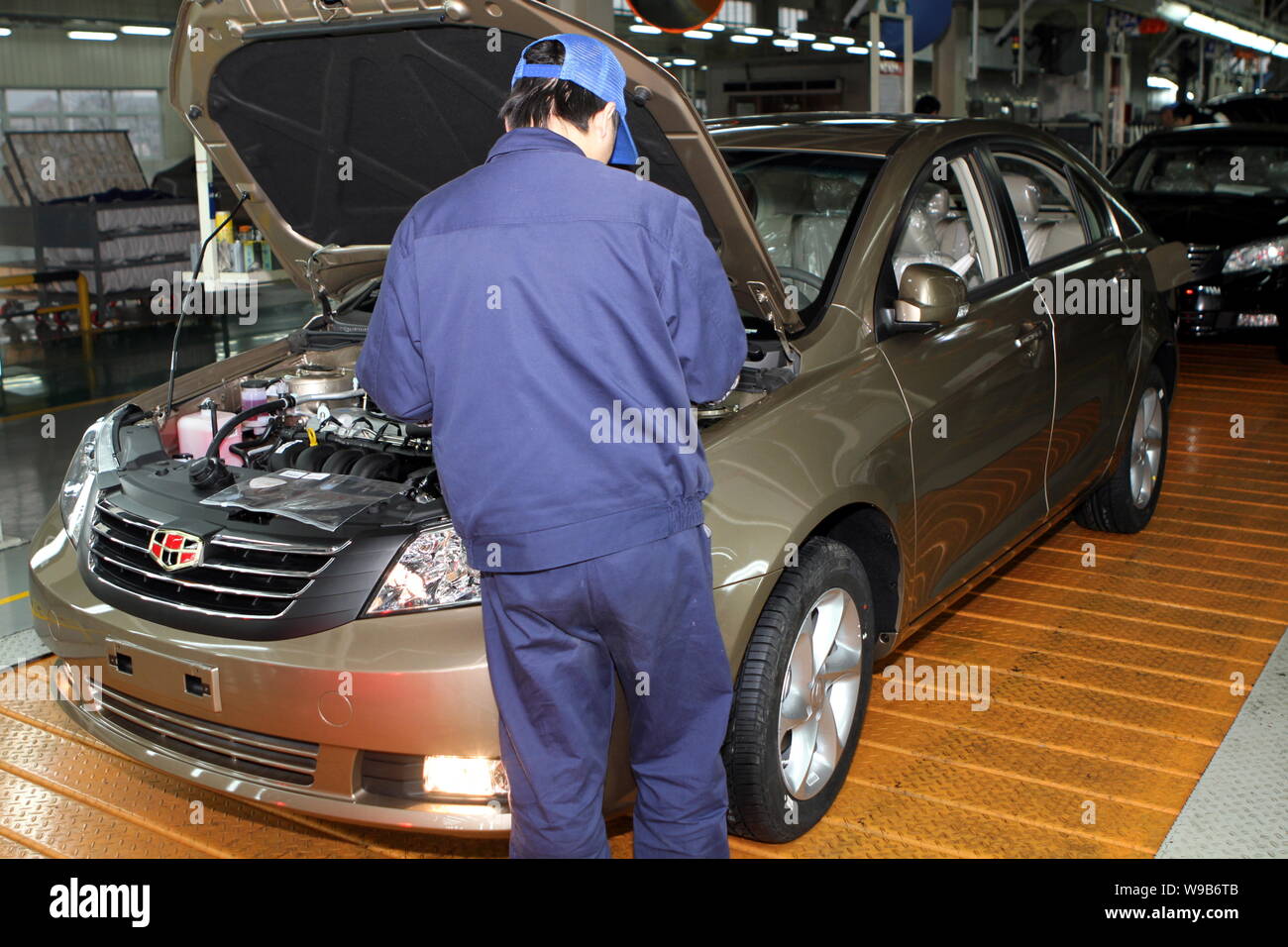 Car plant worker on production line hi-res stock photography and images ...