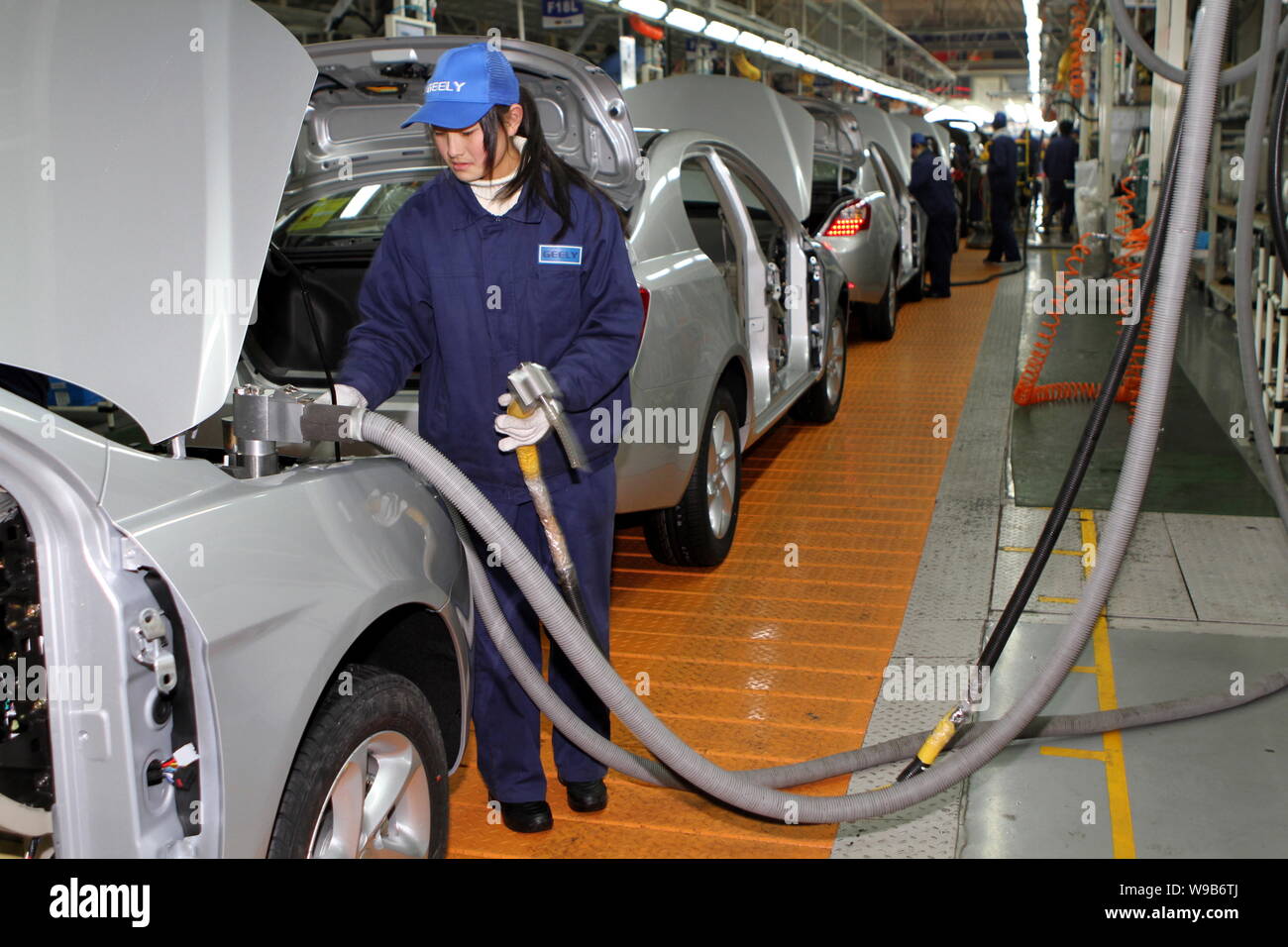 Car plant worker on production line hi-res stock photography and images ...